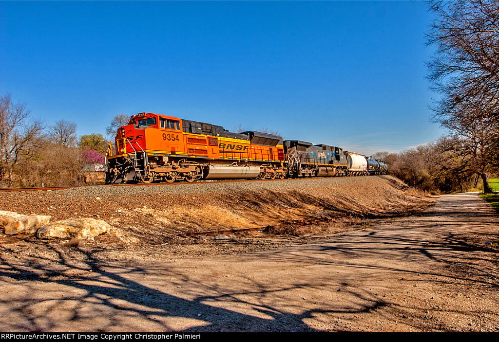 BNSF 9354 and BCOL 4651 Lead U-CNHGPM0-04